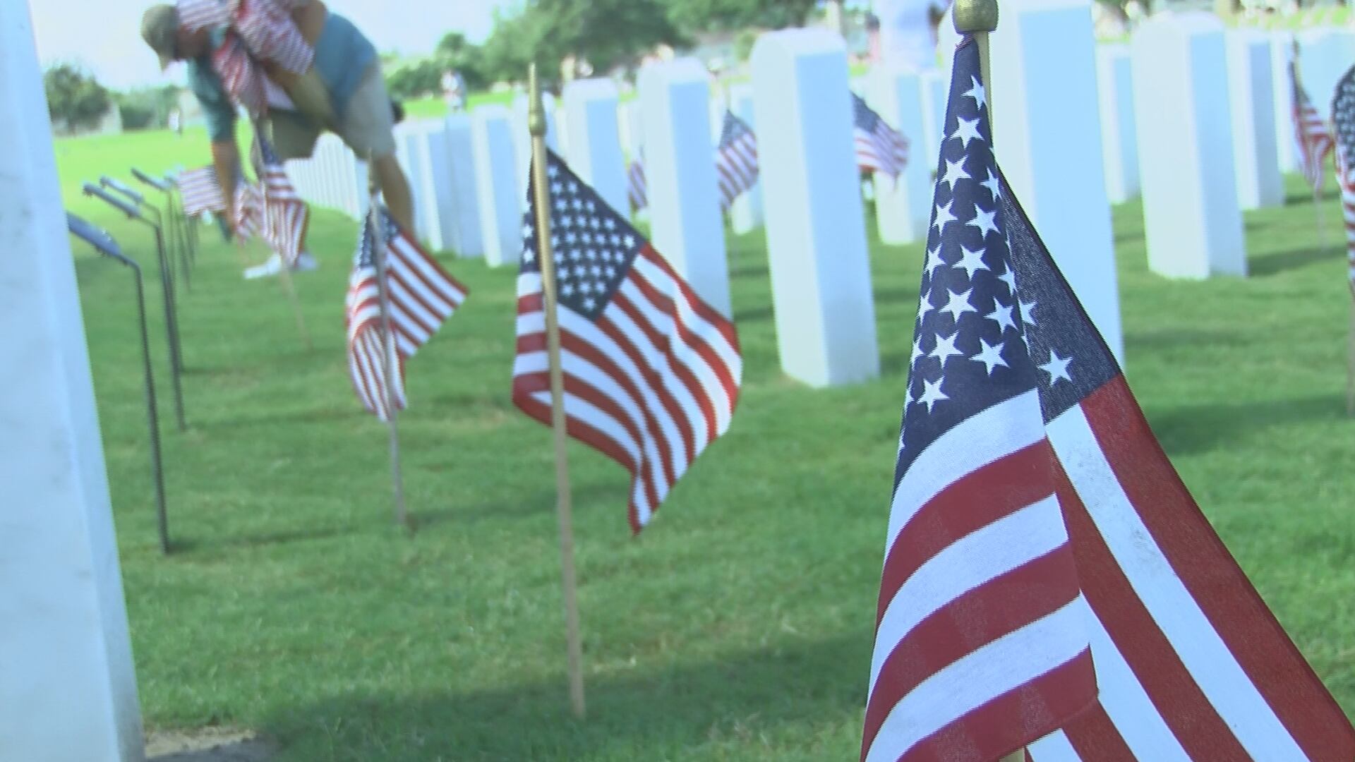 Volunteers plant 30,000 flags at Biloxi National Cemetery ahead of ...