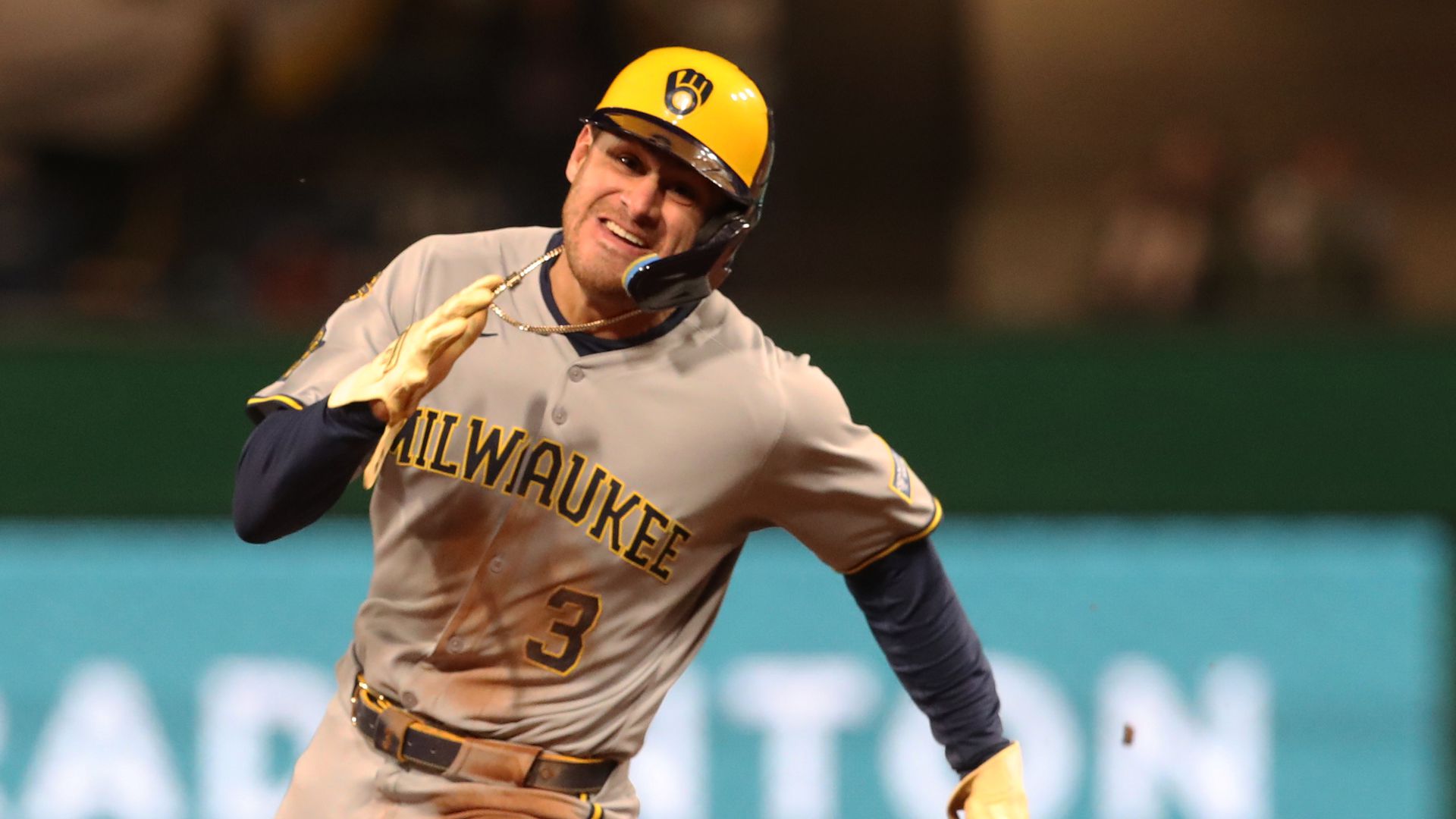 Milwaukee drops second straight close game to Pirates, 2-1