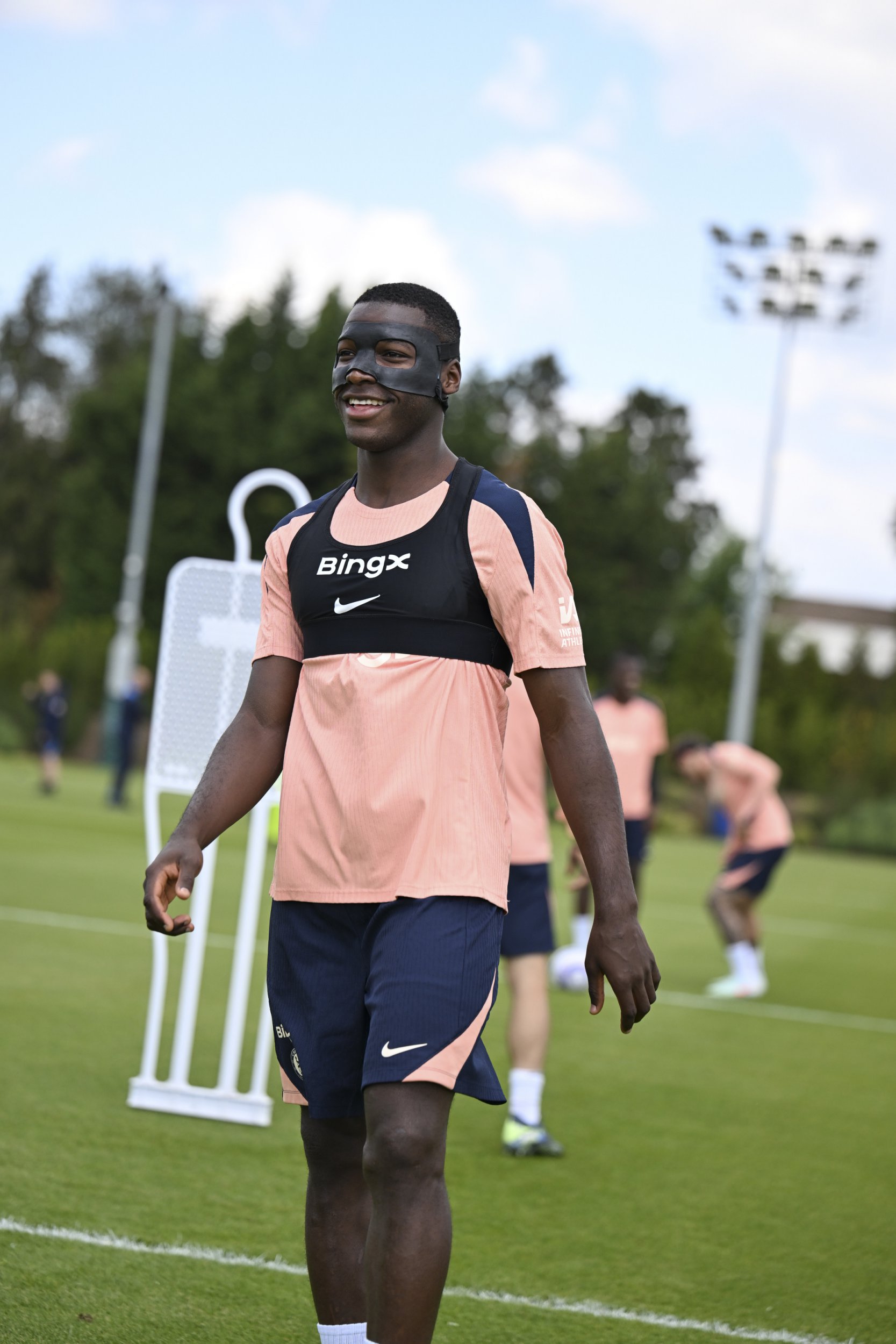 Why is Moises Caicedo wearing a mask for Chelsea