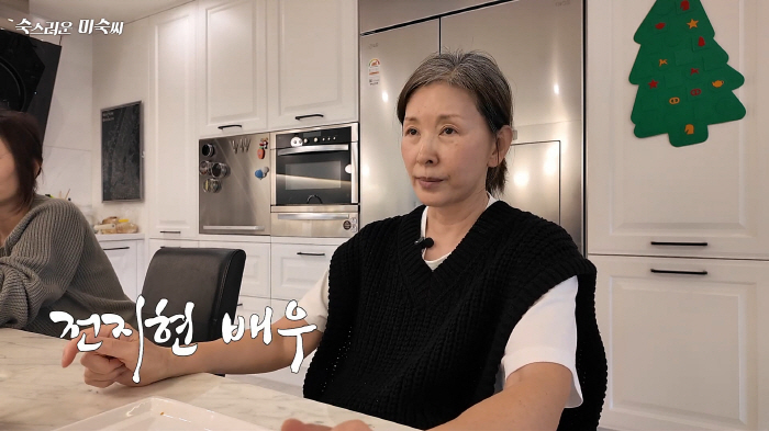 Lee Mi-sook and Jun Ji-hyun, who are junior, are complimenting each other..I saw her again, she ...