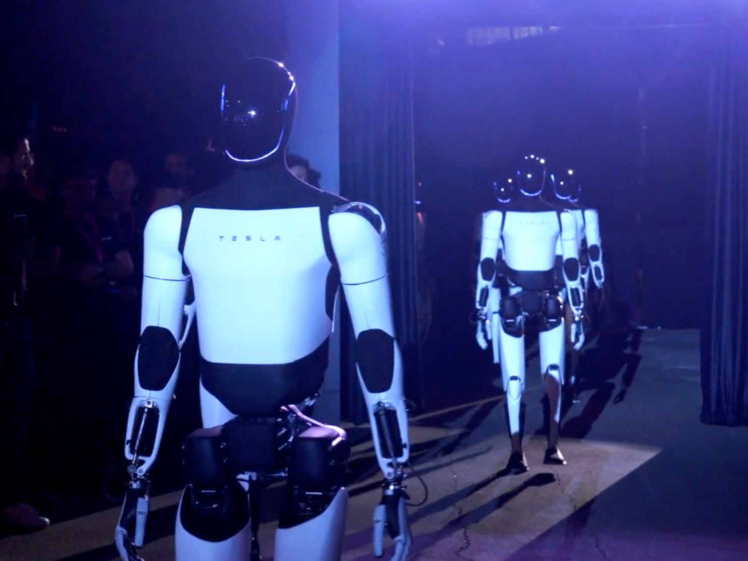 Elon Musk dreams of thousands of robots working in factories. Tesla's ...