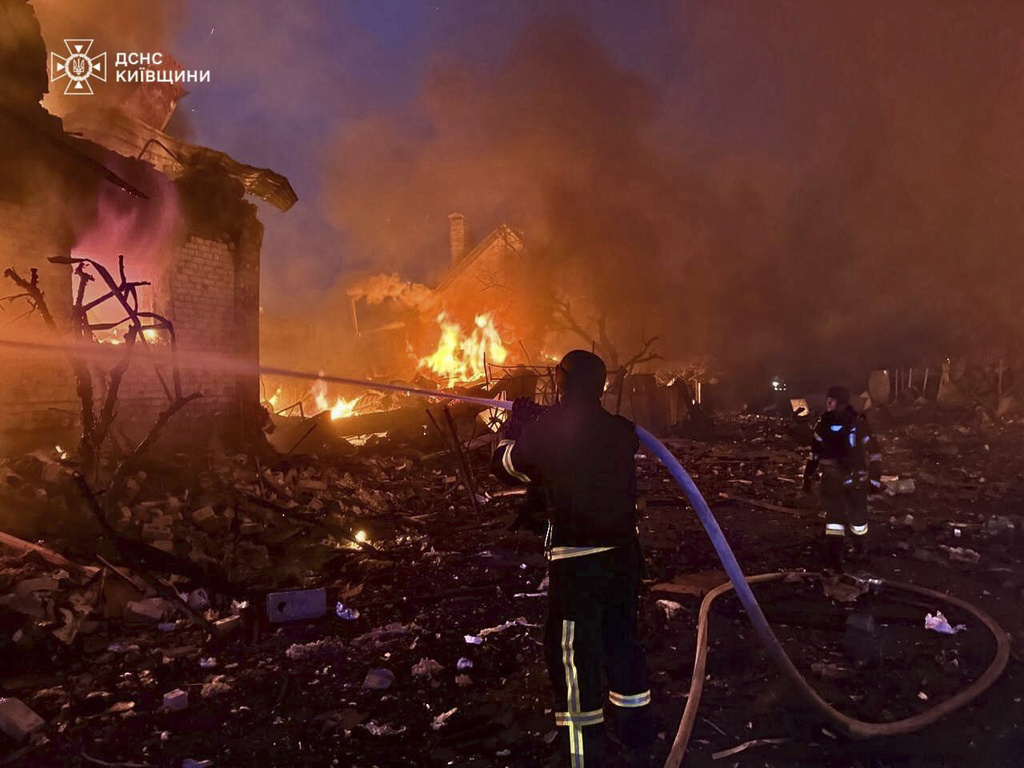 Un ataque masivo de drones y misiles rusos en Ucrania mata al menos a 12 personas, según autoridades