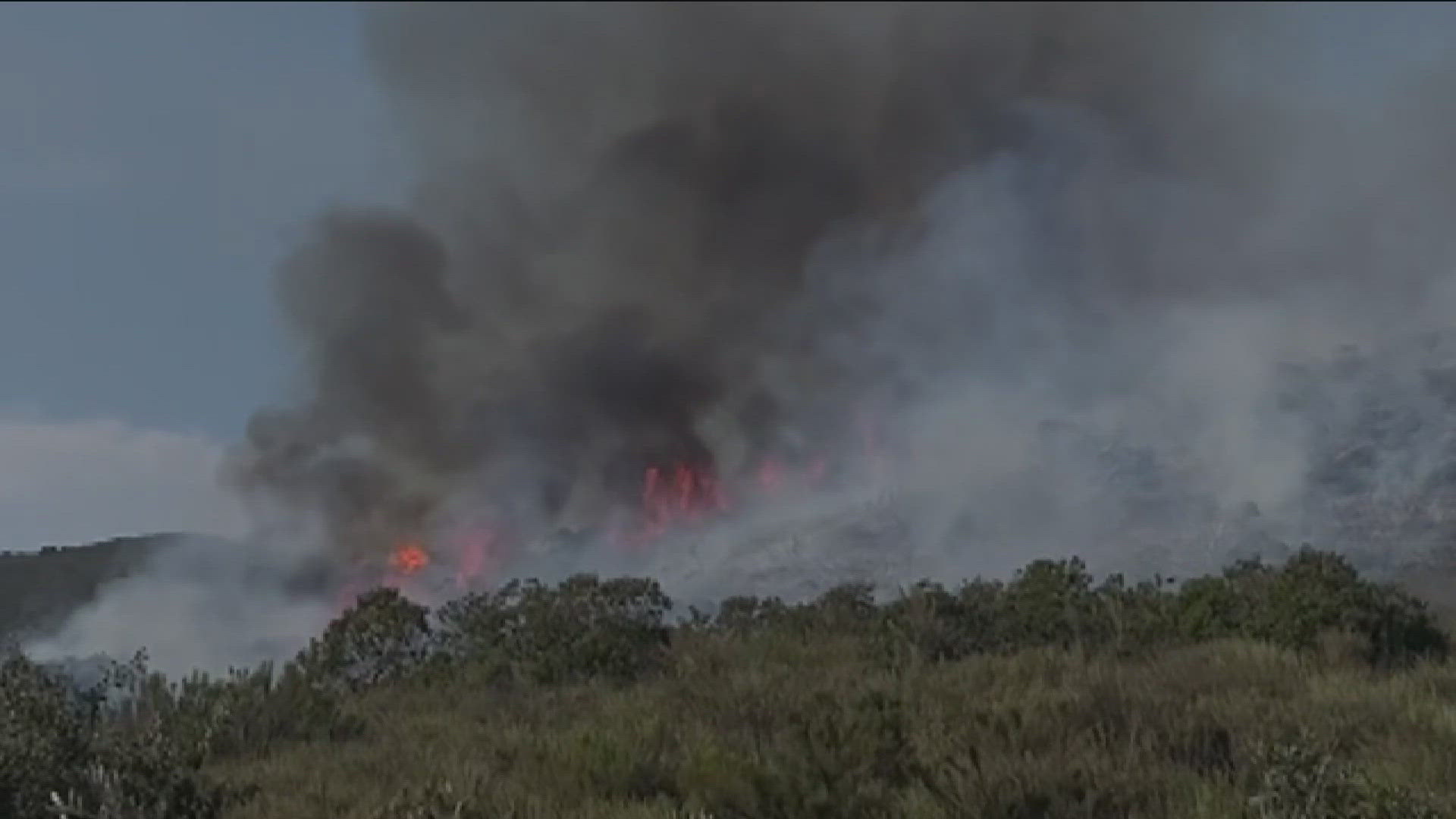 Fire crews battle Poway area brush fire