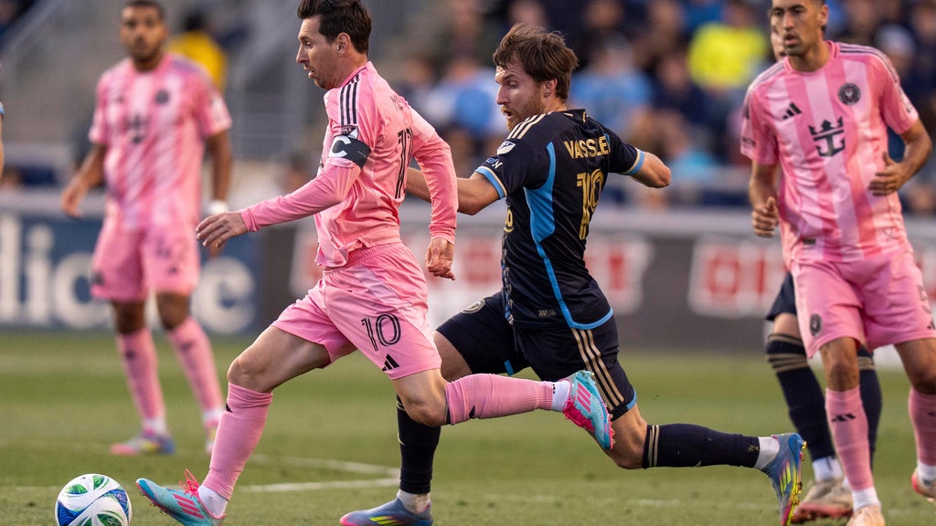 Messi's late free kick goal sparks Inter Miami to rally for a 3-3 tie ...