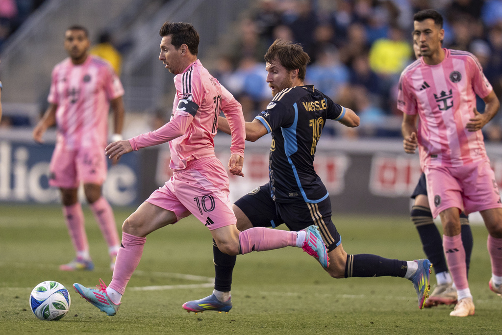 Messi's late free kick goal sparks Inter Miami to rally for a 3-3 tie ...