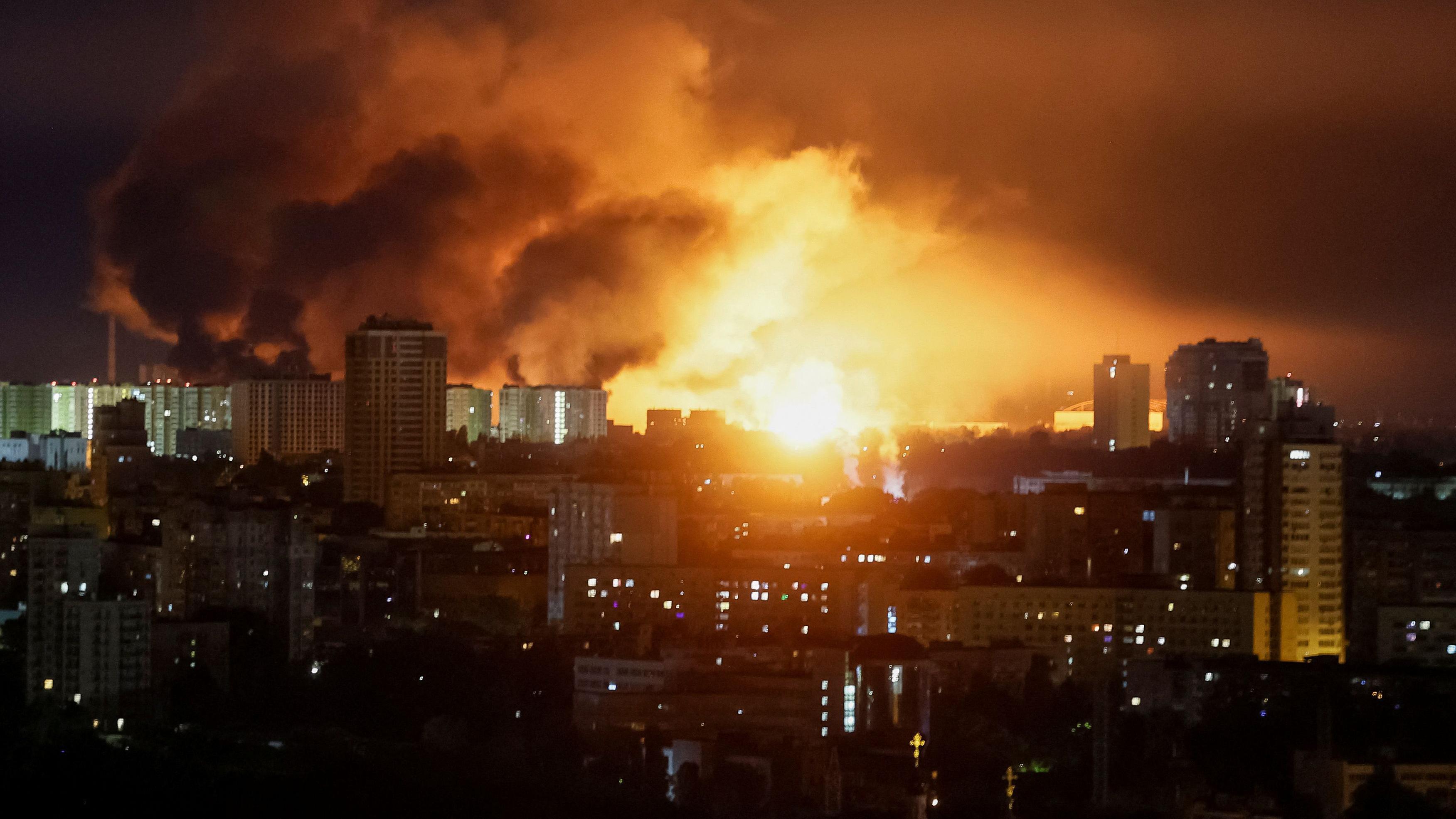 قتلى في تبادل للهجمات الليلية بالطائرات المسيرة بين روسيا وأوكرانيا