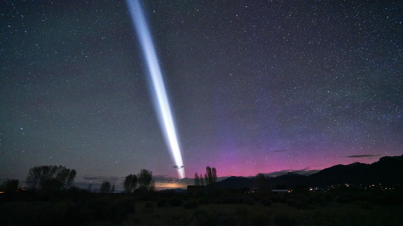 What explains this luminous trail that lit up the American sky? 🔭
