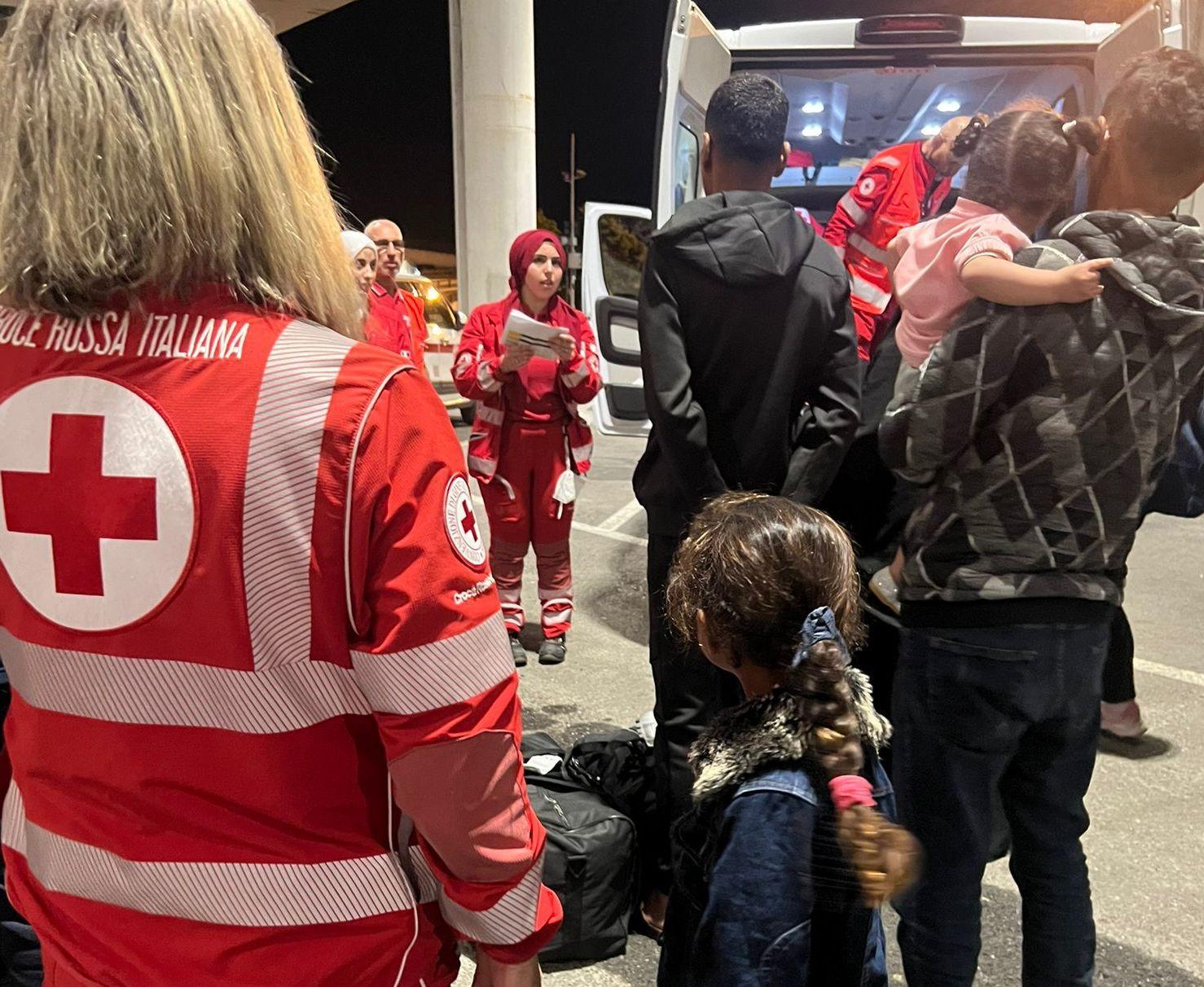 In fuga dalla Striscia di Gaza. Cinque famiglie accolte in città