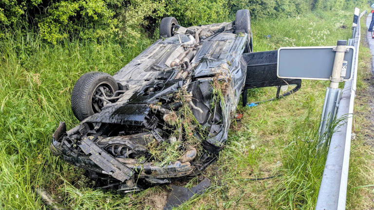 Siegen: Heftiger Unfall auf A45 - Auto überschlägt sich