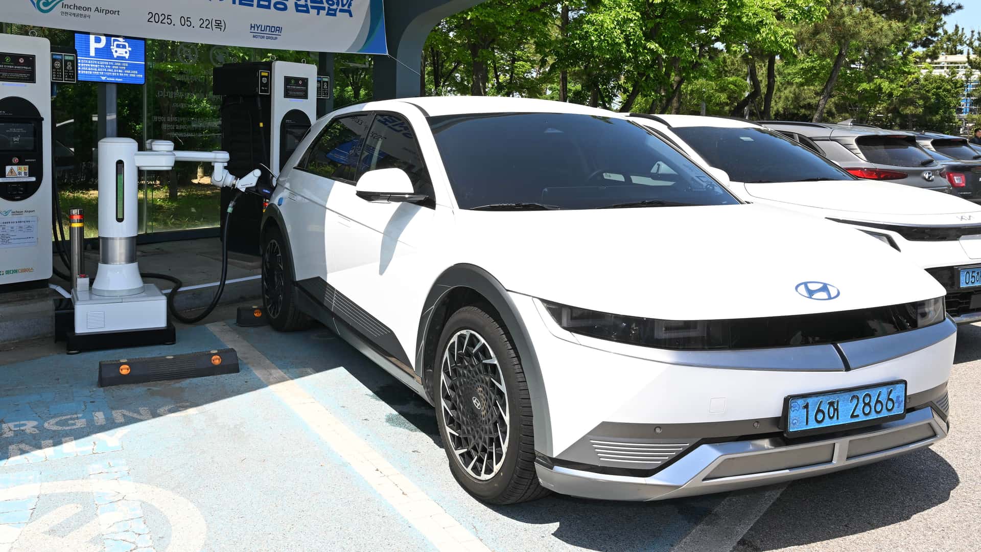 Hyundai lança robô que recarrega carros elétricos sozinho