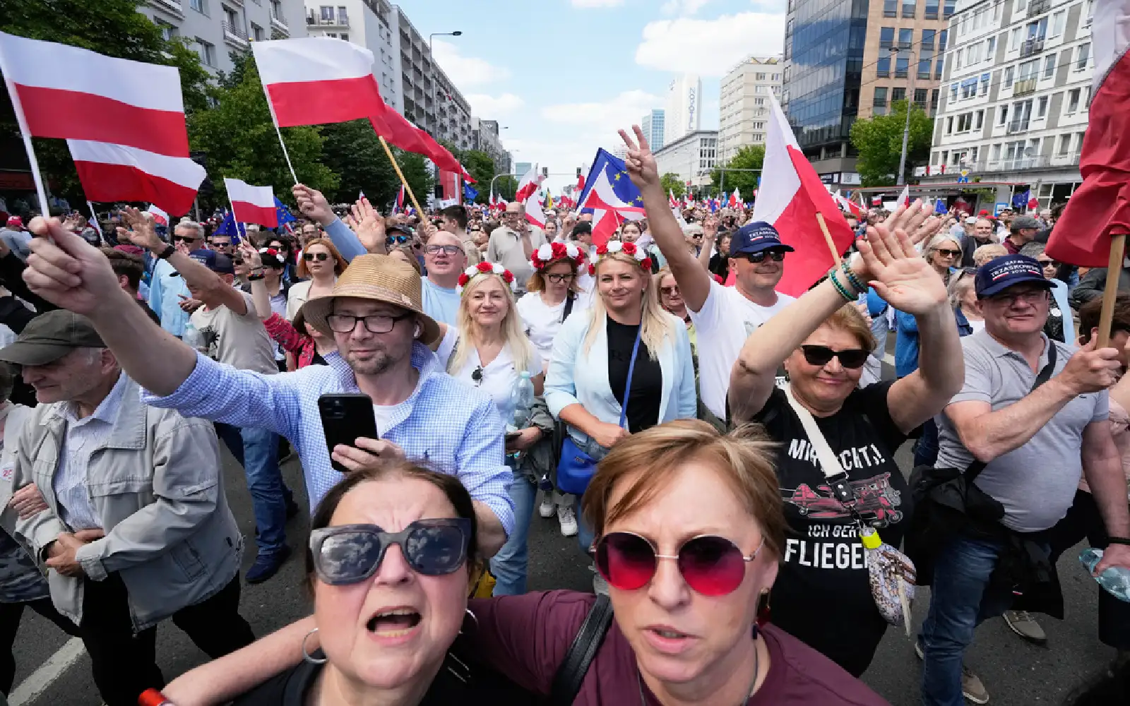 Rival marches draw thousands in Warsaw ahead of presidential vote