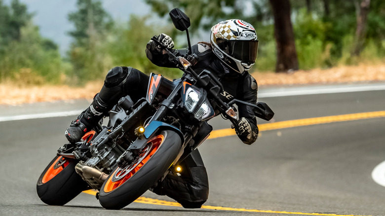 How Fast Is The KTM 390 Duke & Is It A Good Bike For Beginners? Here's ...