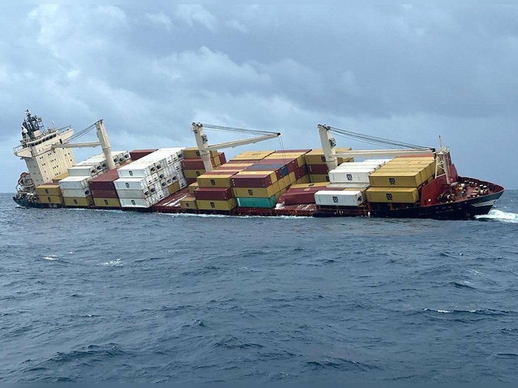 Container ship capsizes off India - environmental disaster feared