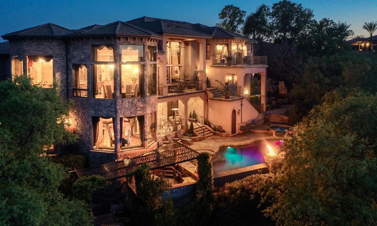 $4.8M mansion that looks normal from the outside is mocked mercilessly ...