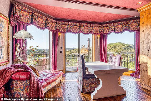 $4.8M mansion that looks normal from the outside is mocked mercilessly ...