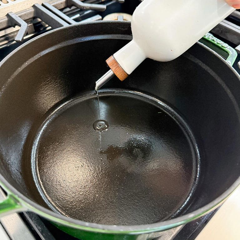 When To Add Oil To Every Type Of Pan, According To Experts