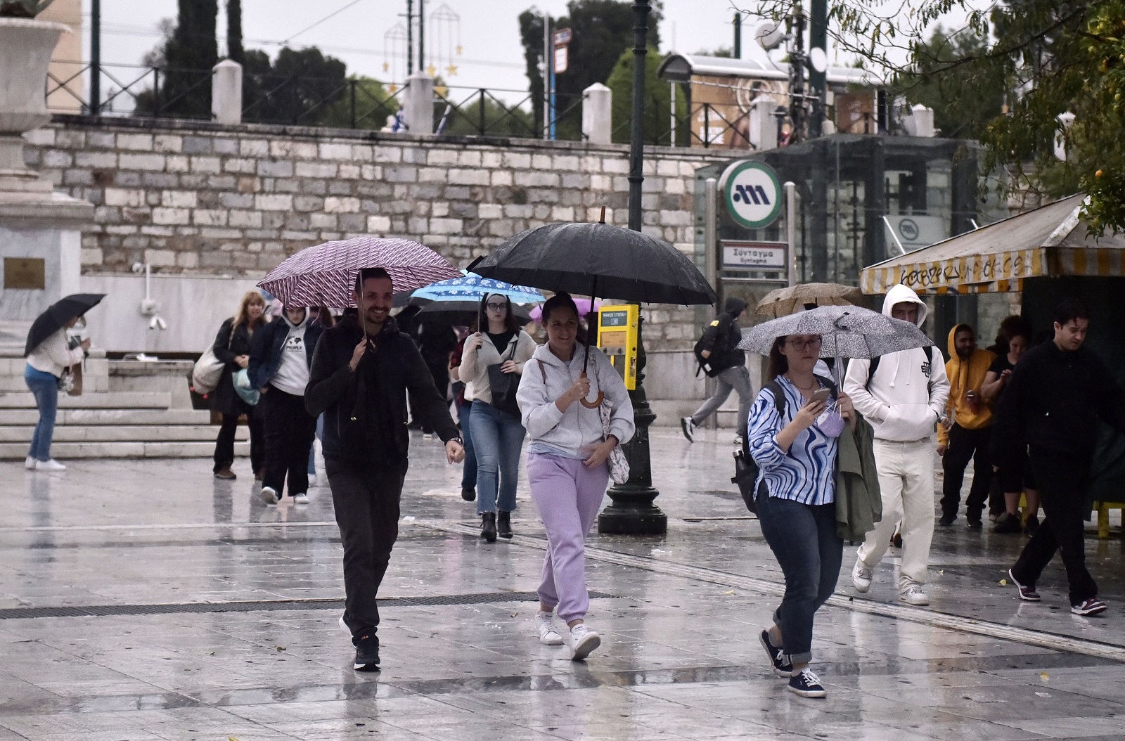 Κακοκαιρία: Άνοιξαν οι ουρανοί στην Αττική, προβλήματα στην Κρήτη - Πού ...