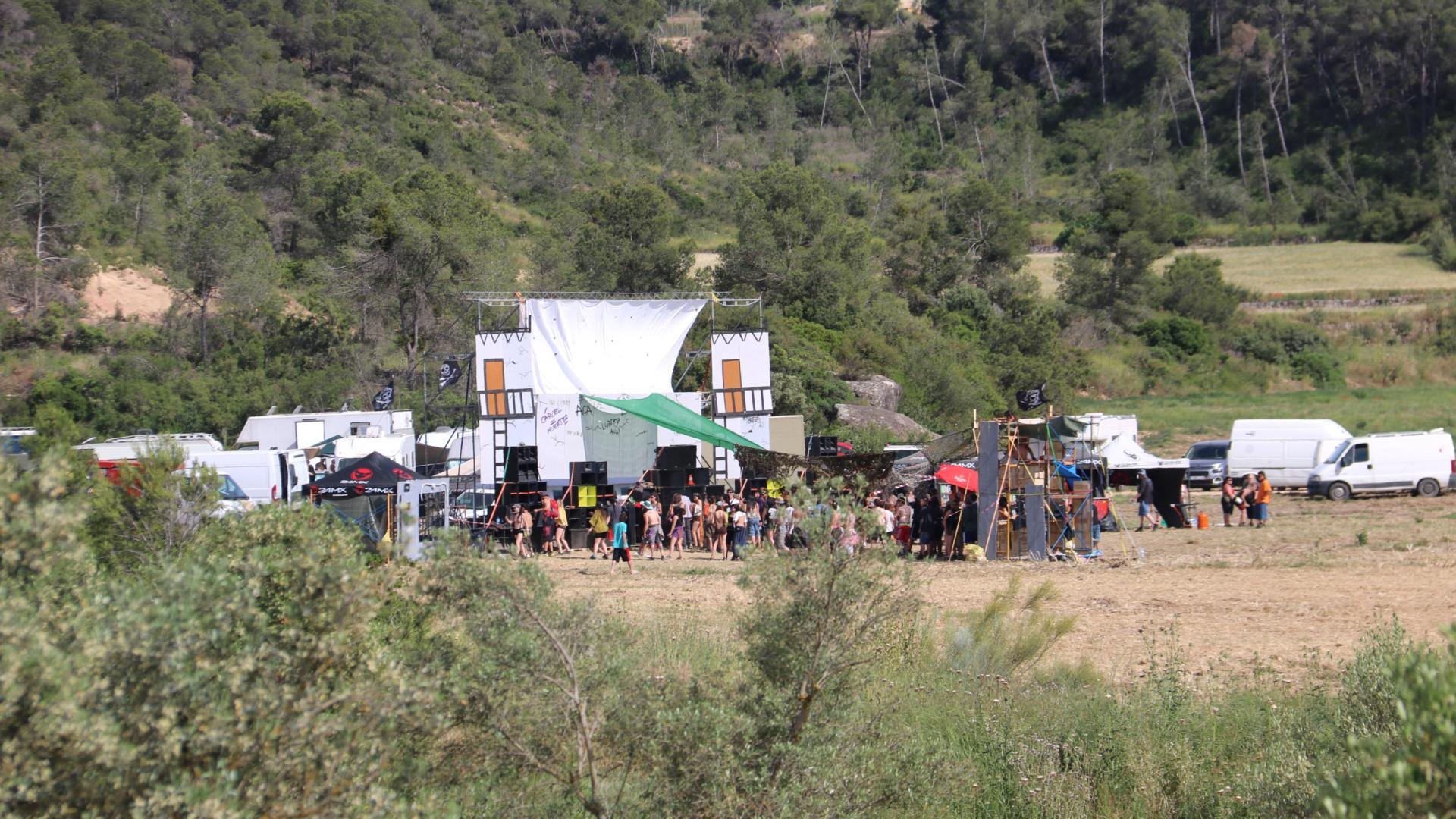 Continúa la 'rave' ilegal de Llardecans con más de 400 asistentes