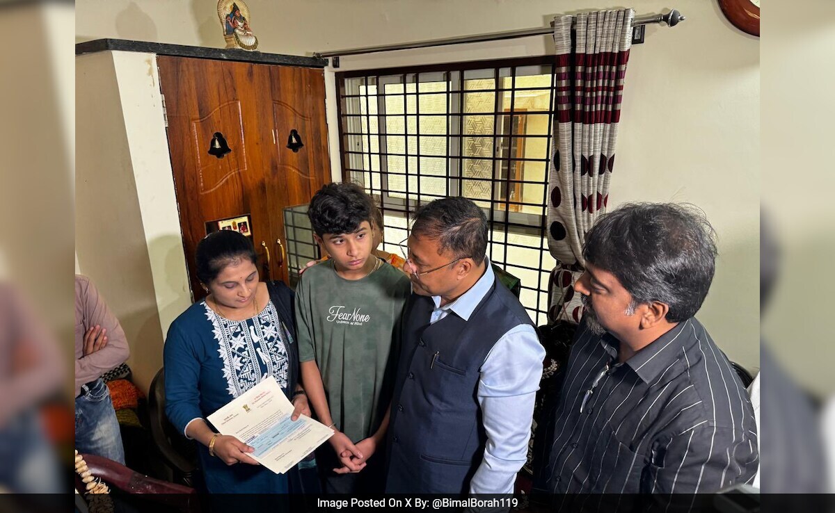 Assam Minister Hands Over Compensation To Families Of 2 Pahalgam Attack ...