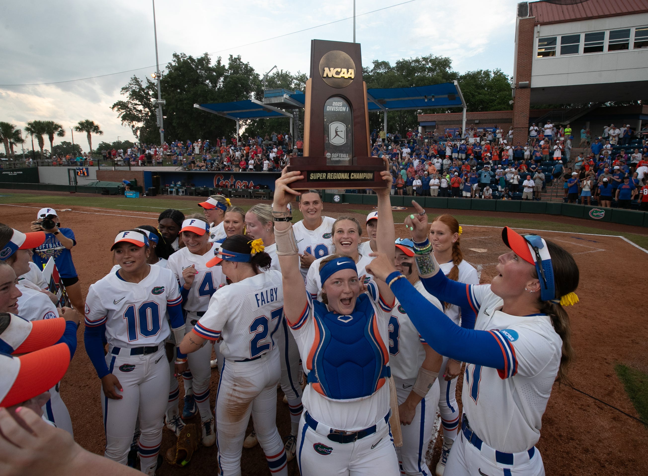 Florida softball vs. Georgia: WCWS bound! Gators defeat Bulldogs to ...