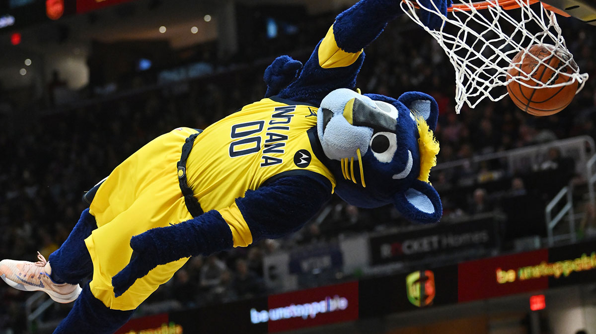 Watch Pacers mascot posterize Shaq