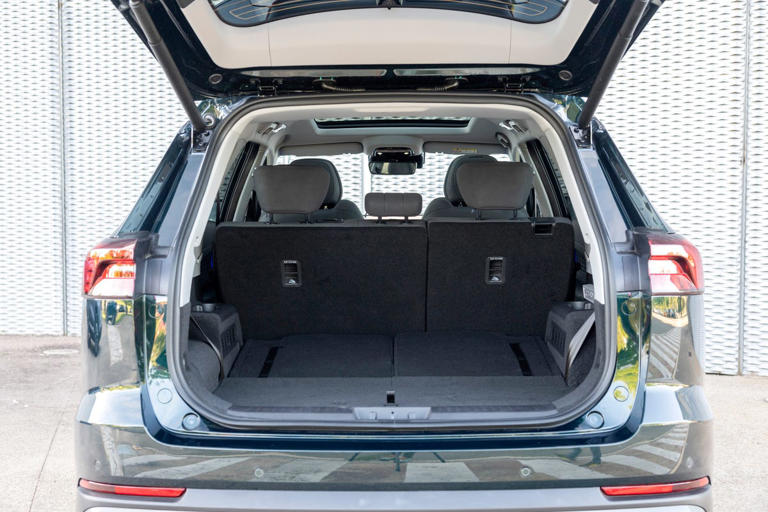 Prueba Ebro S800 PHEV: 1.100 km y 7 plazas, para ir directo a por el BYD Seal U DM-i que tanto ...