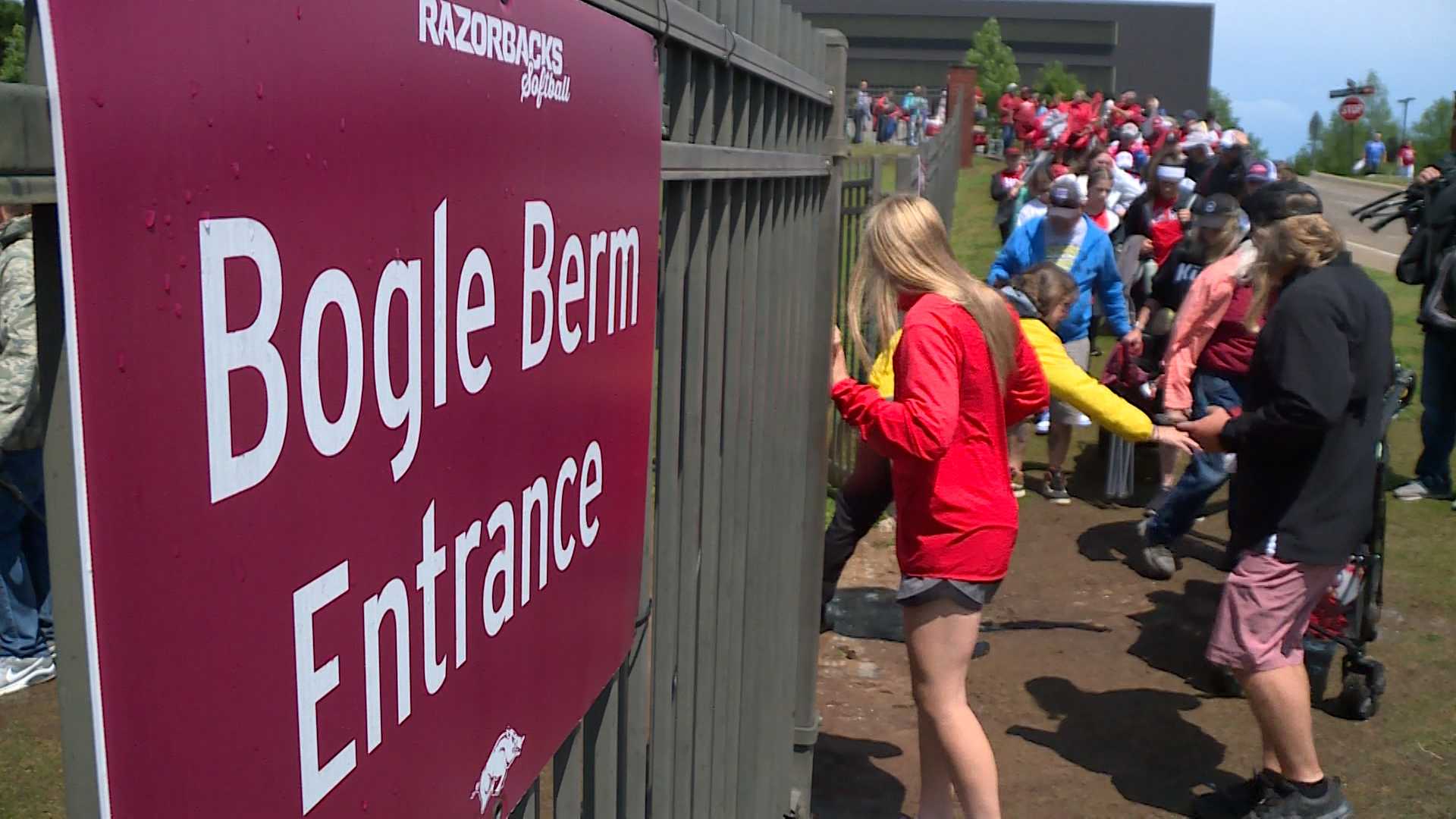 Razorback softball fans ready for Super Regional game rain or shine