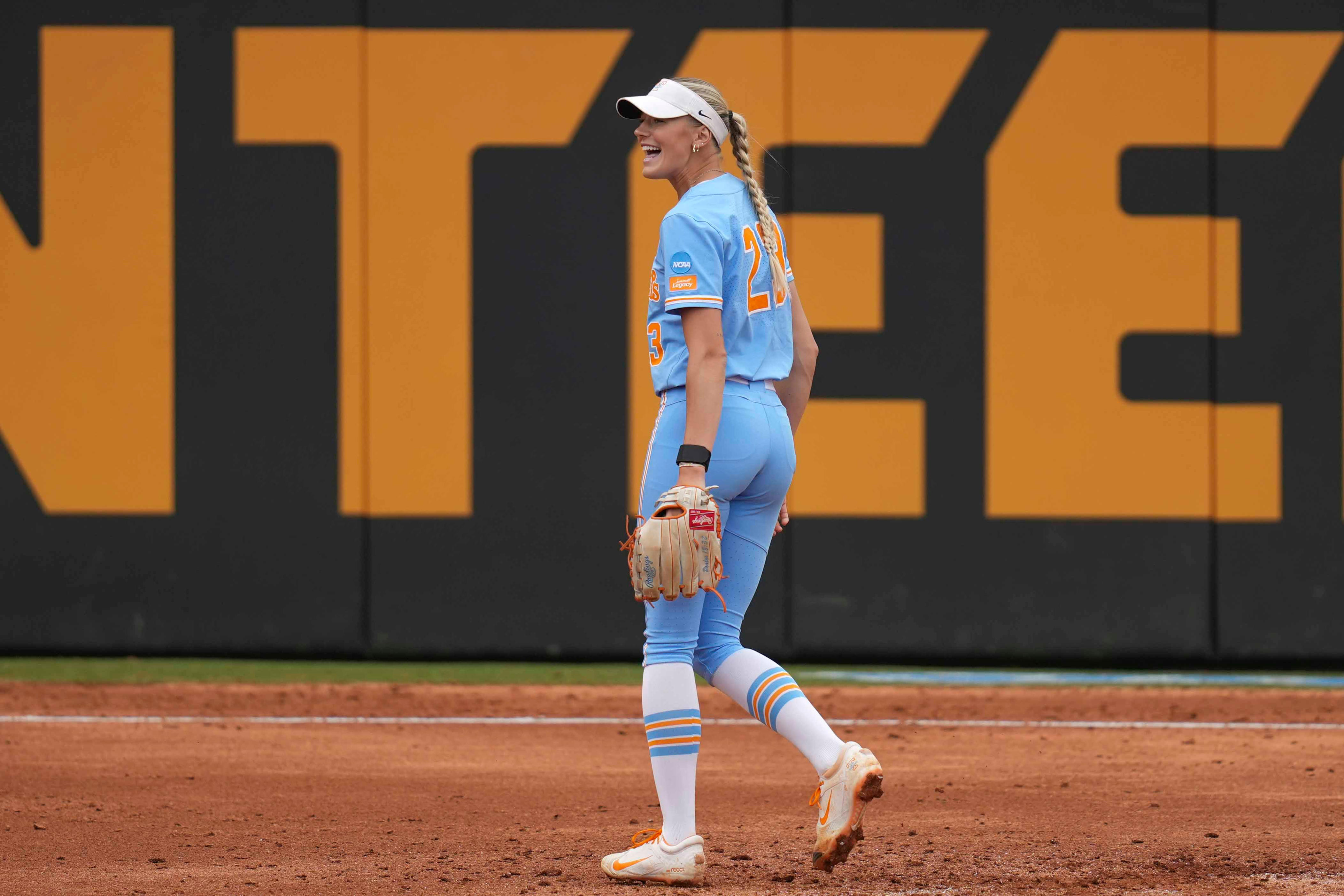 Tennessee softball's Karlyn Pickens, Oklahoma coach seen as standard ...