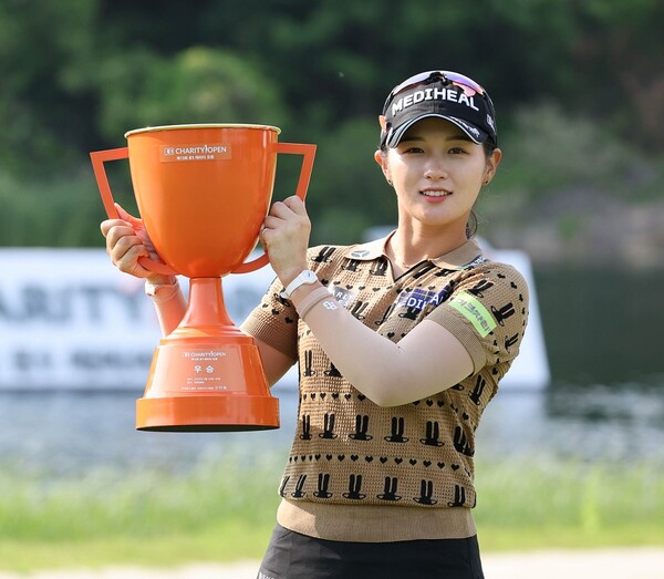 이번 우승상금 100% 기부하는 박현경 "연장전 각오…나한테 운이 조금 더 있었다" [KLPGA]