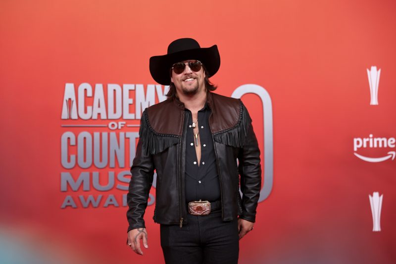 Rising country music singer arrested for reckless driving