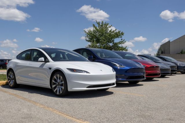 Tesla scrambles to push sales after new models reportedly sit untouched ...