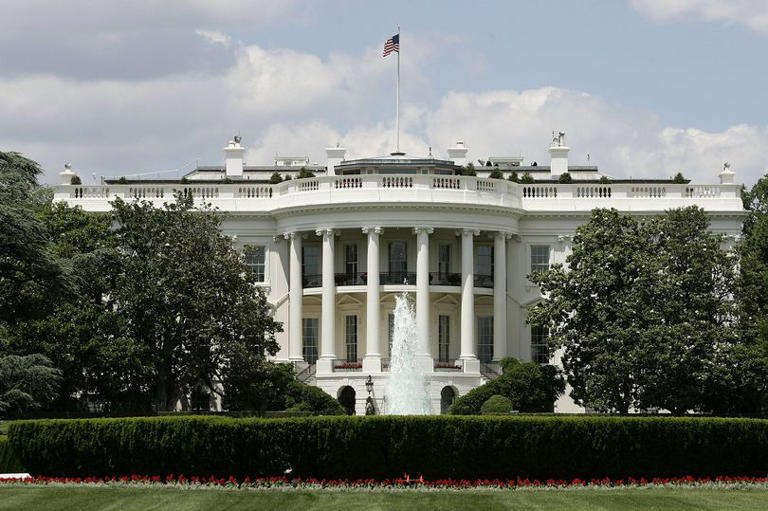 Hollywood legend replaced last minute at National Memorial Day Concert ...