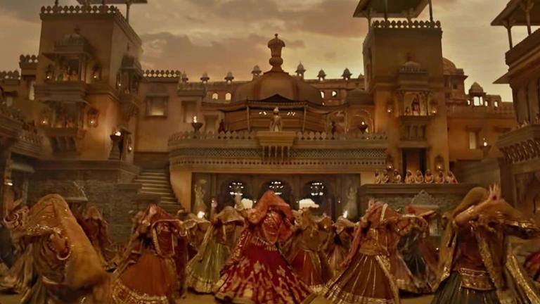 Breathtaking Visual Tour Of 8 Blockbuster Bollywood Films With Grand ...