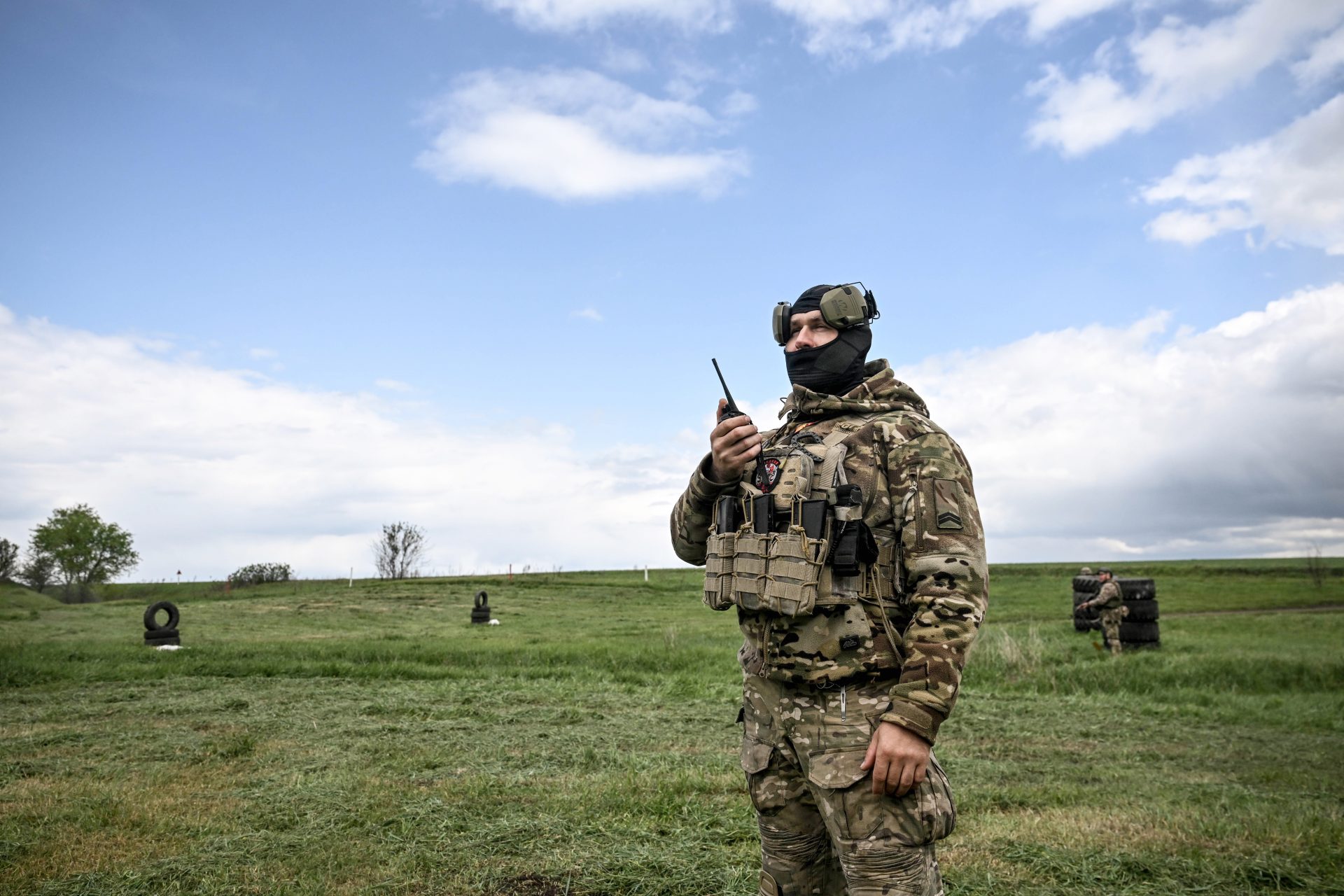 Ukrainian soldier saves foreign journalist after shooting down a drone