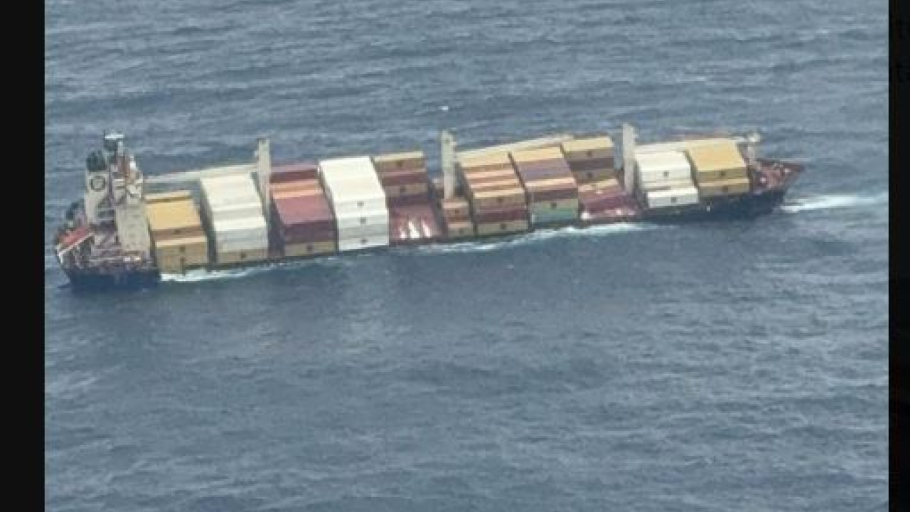 Συναγερμός στην Ινδία: Ανετράπη πλοίο που μετέφερε επικίνδυνο φορτίο ...