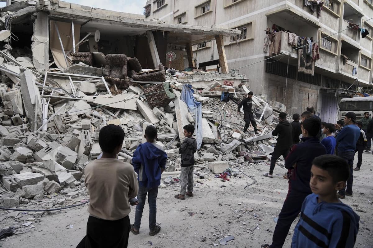 Gaza, bombardamento israeliano su una scuola-rifugio provoca oltre 30 ...