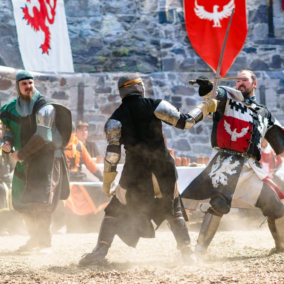 Georgs Ritter kämpfen wieder auf Schloss Burg