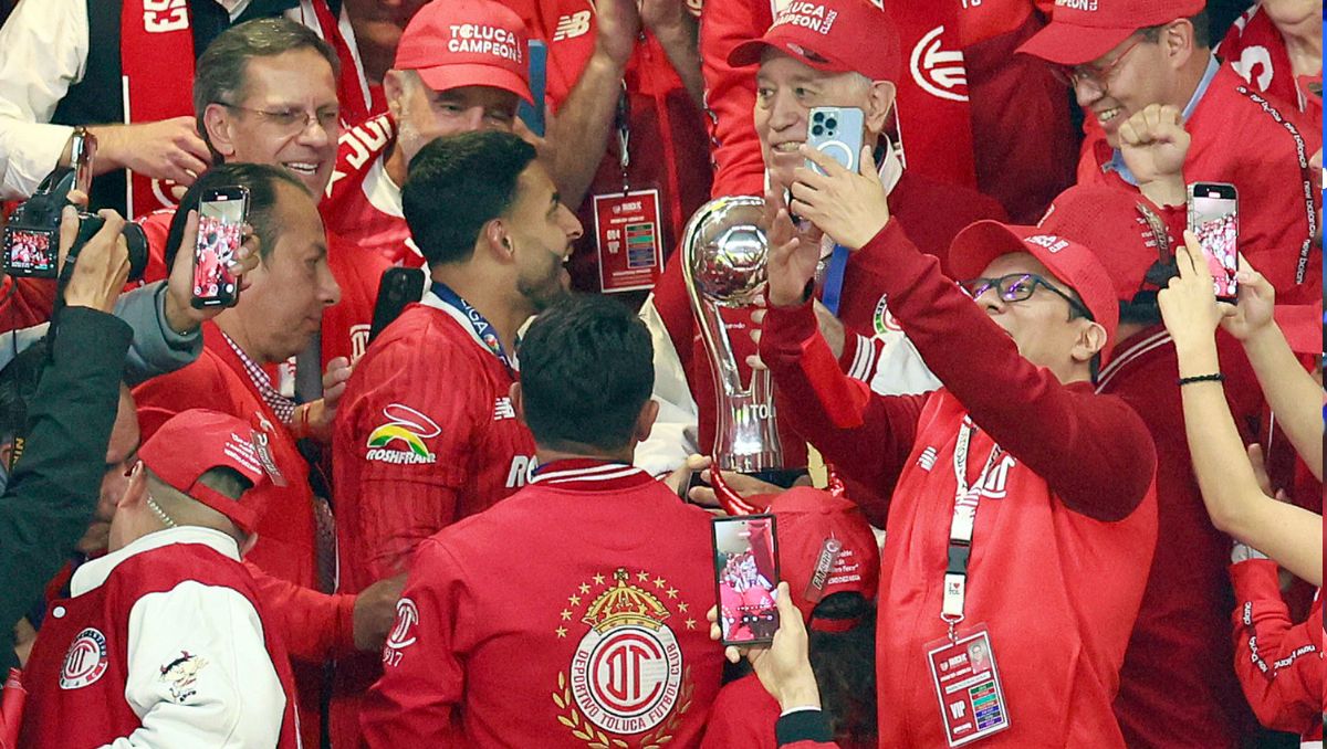 ¡Emotivo momento! Alexis Vega le entrega medalla y trofeo de campeón a ...