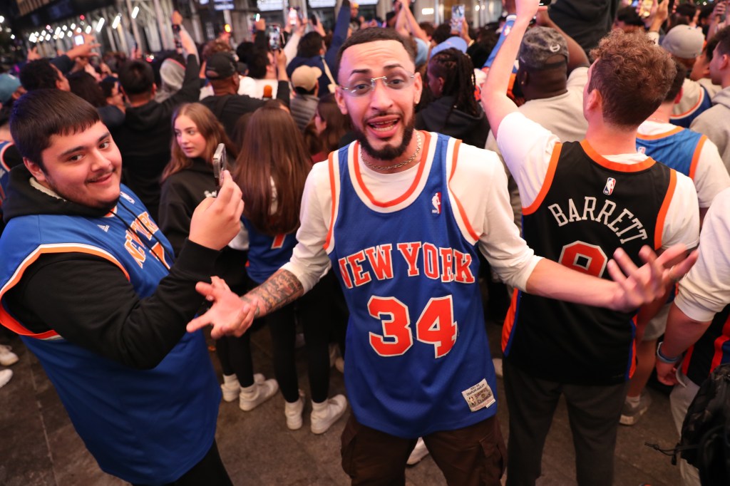 Knicks fans take over Gainbridge Fieldhouse, party outside MSG after ...
