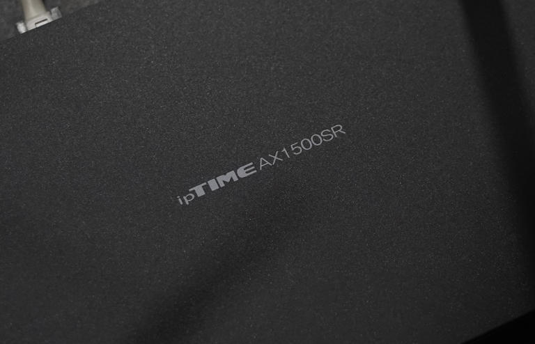 이제는 블랙이다! 아이피타임 WiFi 6 유무선 공유기 ‘AX1500SR’