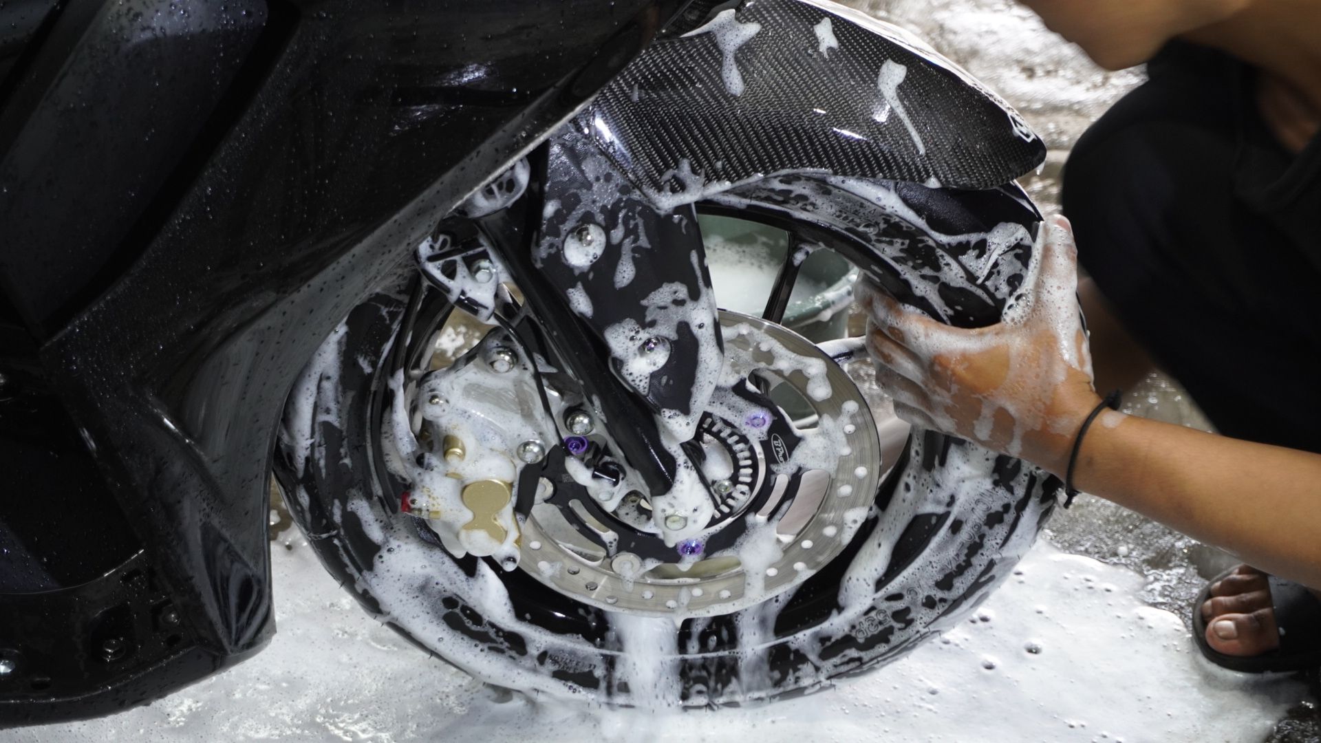 Jangan Dibiasain, Cuci Motor Model Begini Bikin Ban Jadi Cepat Getas