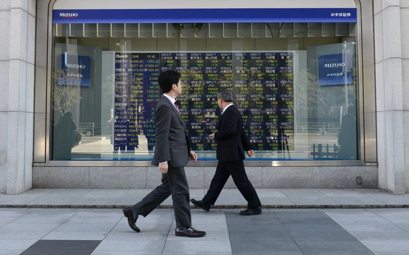 Asian markets rise, Iran concerns lift oil prices