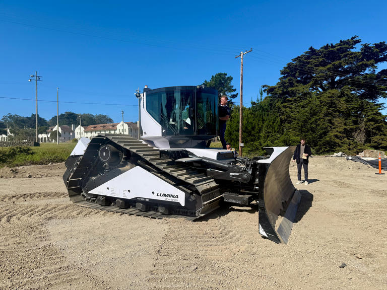 This founder wants to create the Tesla of bulldozers. Here's the 32-ton ...