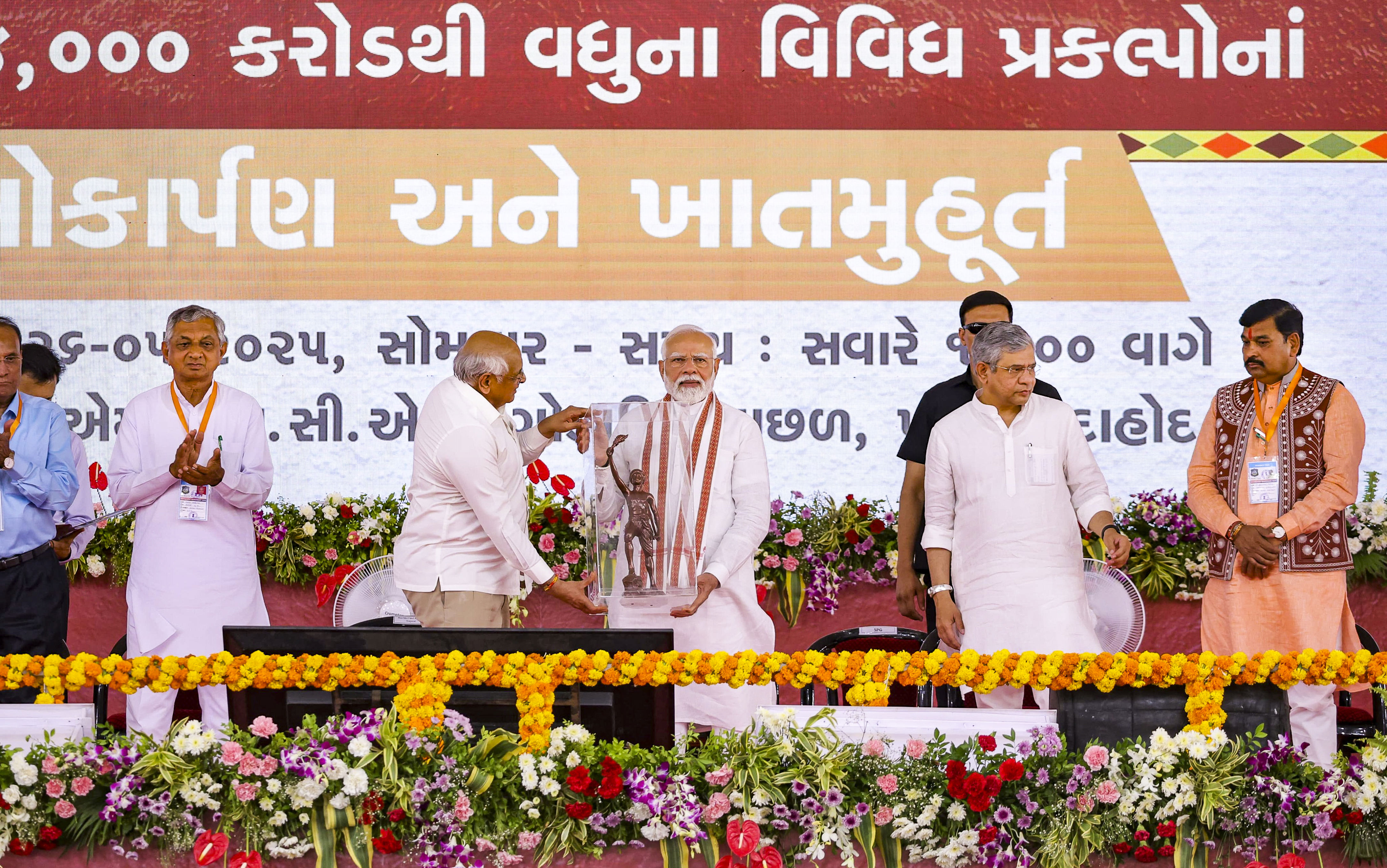 PM Modi slams Pakistan, advocates 'Make in India' at Gujarat rally