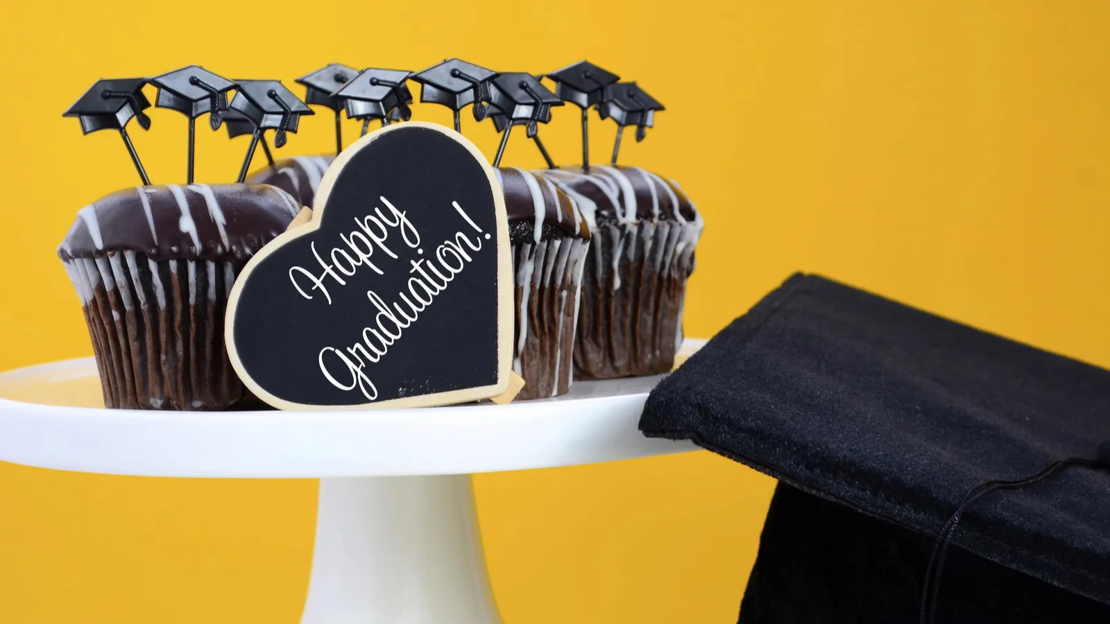 DIY Dessert Bars That Steal the Grad Party Show