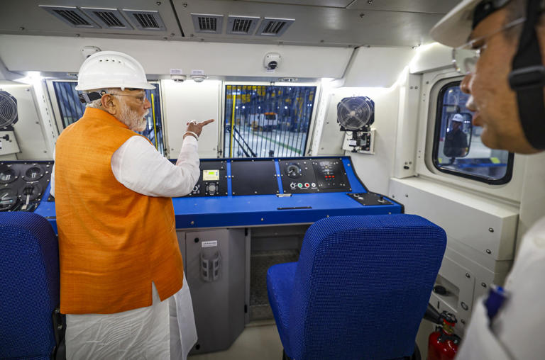 PM Modi slams Pakistan, advocates 'Make in India' at Gujarat rally