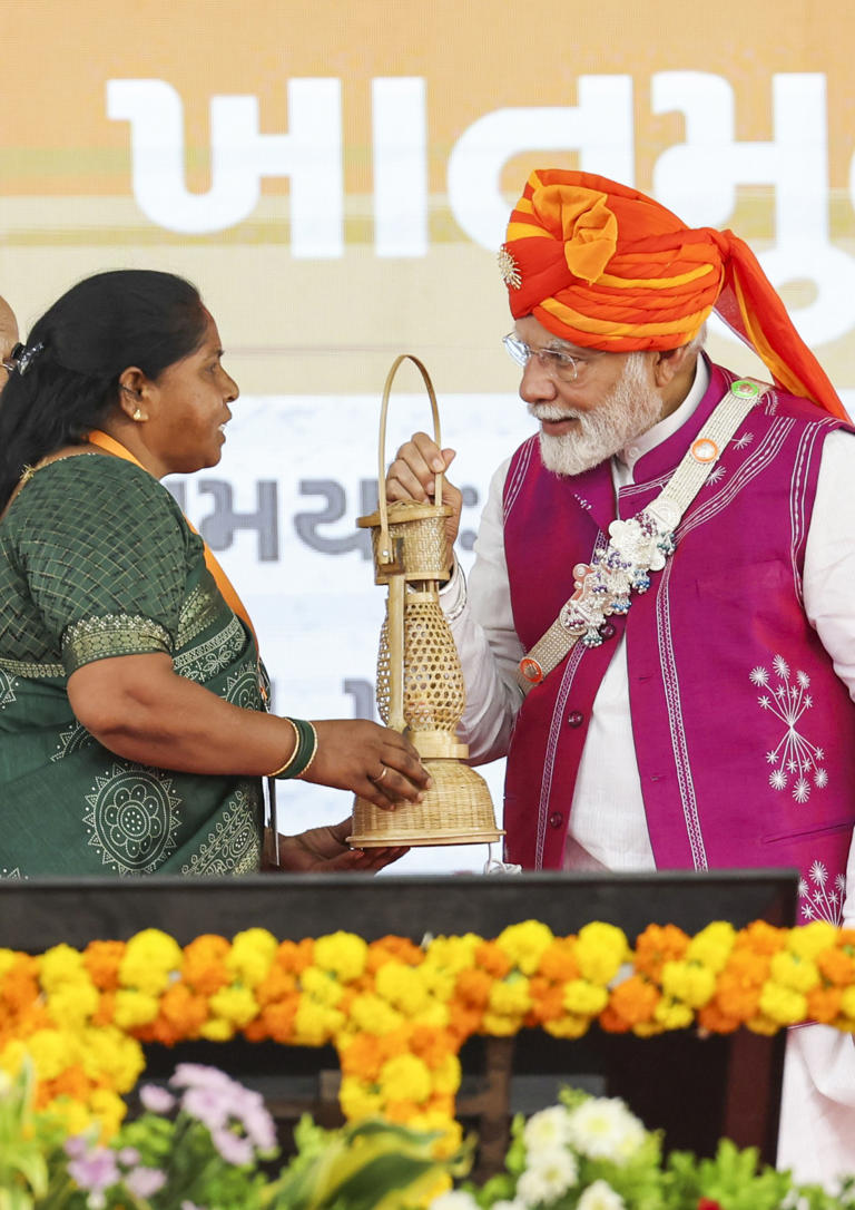 PM Modi slams Pakistan, advocates 'Make in India' at Gujarat rally