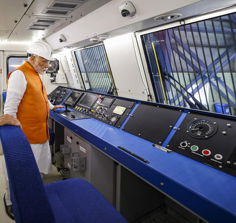 PM Modi slams Pakistan, advocates 'Make in India' at Gujarat rally