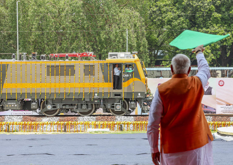 PM Modi slams Pakistan, advocates 'Make in India' at Gujarat rally