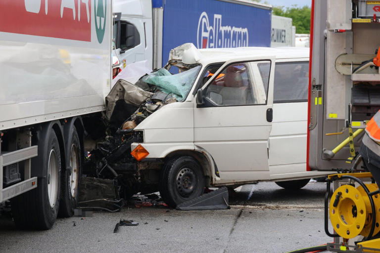 Kleinbus kracht in Lkw: 1 Toter und mehrere Schwerverletzte